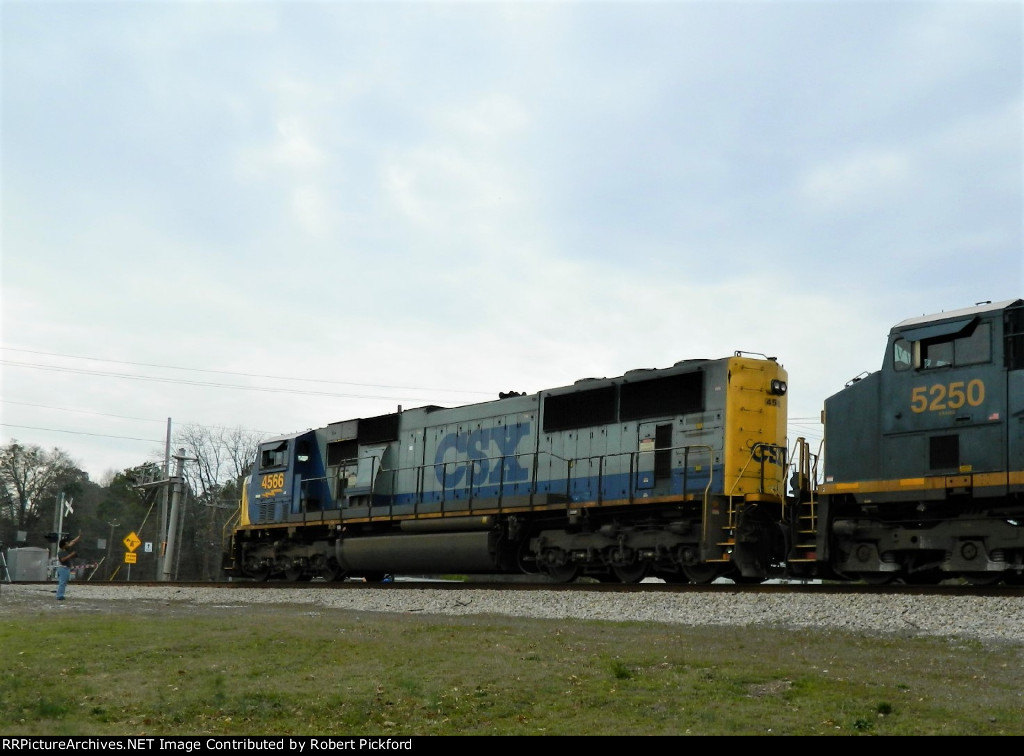 CSX 4566 (SD70MAC)